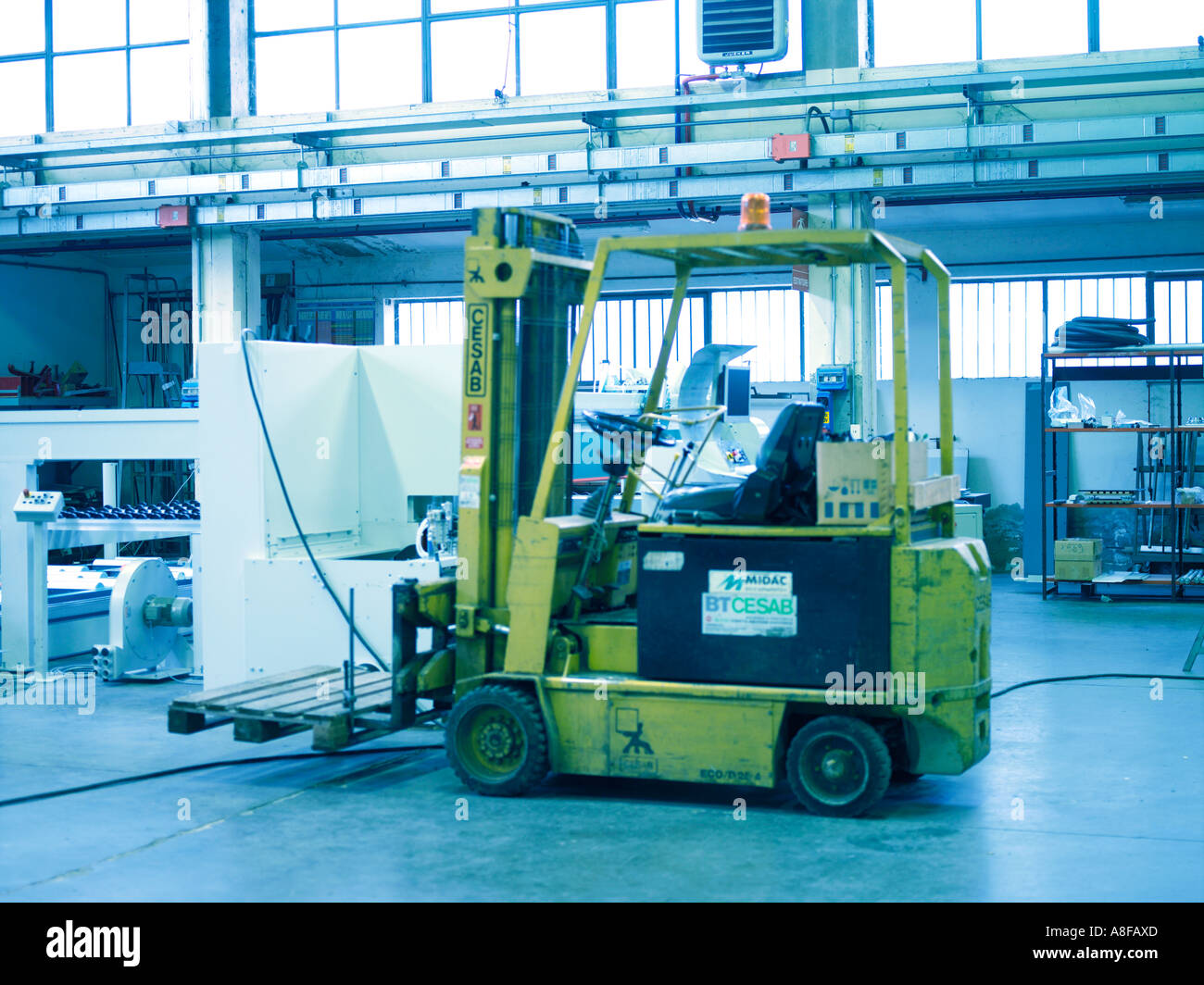 Forklift industrial hi-res stock photography and images - Alamy