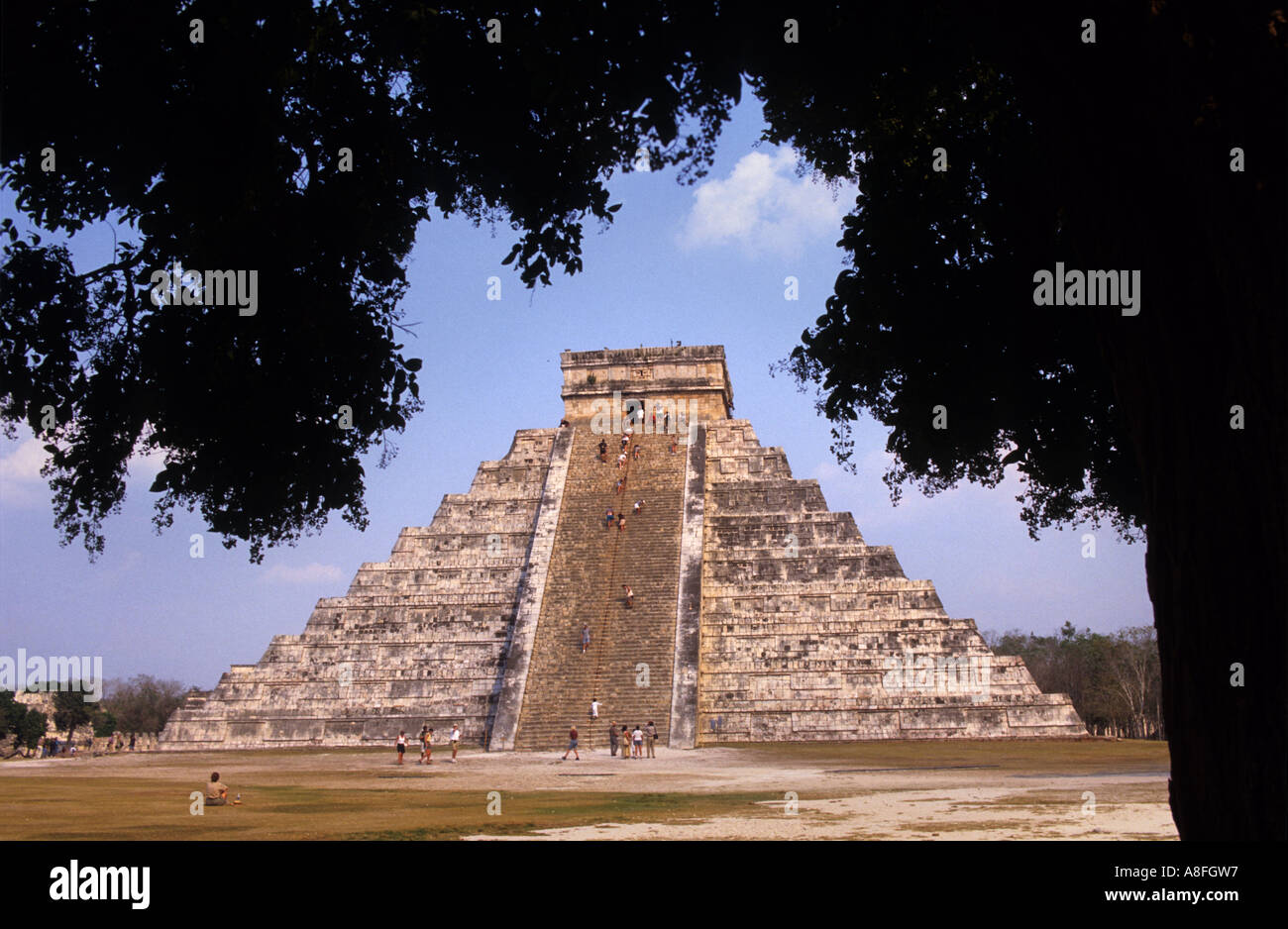 MAYAN TEMPLE EL CASTILLO AT CHICHEN ITZA YUCATAN MEXICO Stock Photo - Alamy
