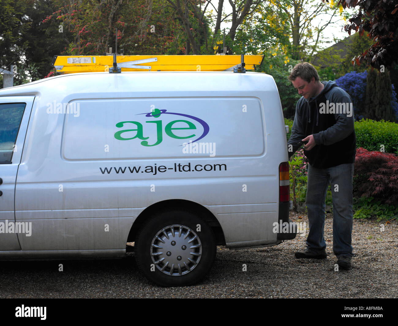 Electrician van hi-res stock photography and images - Alamy