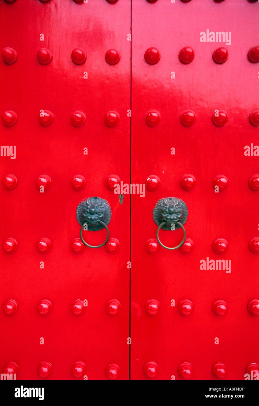 Chinese red door with dragon handles Stock Photo - Alamy