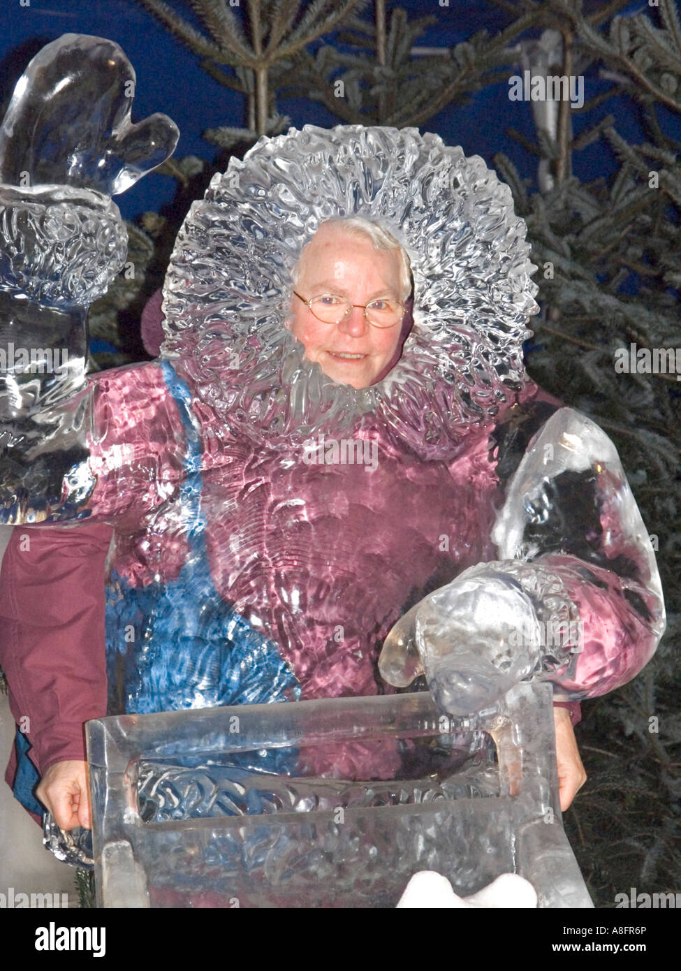 Eskimo sculpture hi-res stock photography and images - Alamy