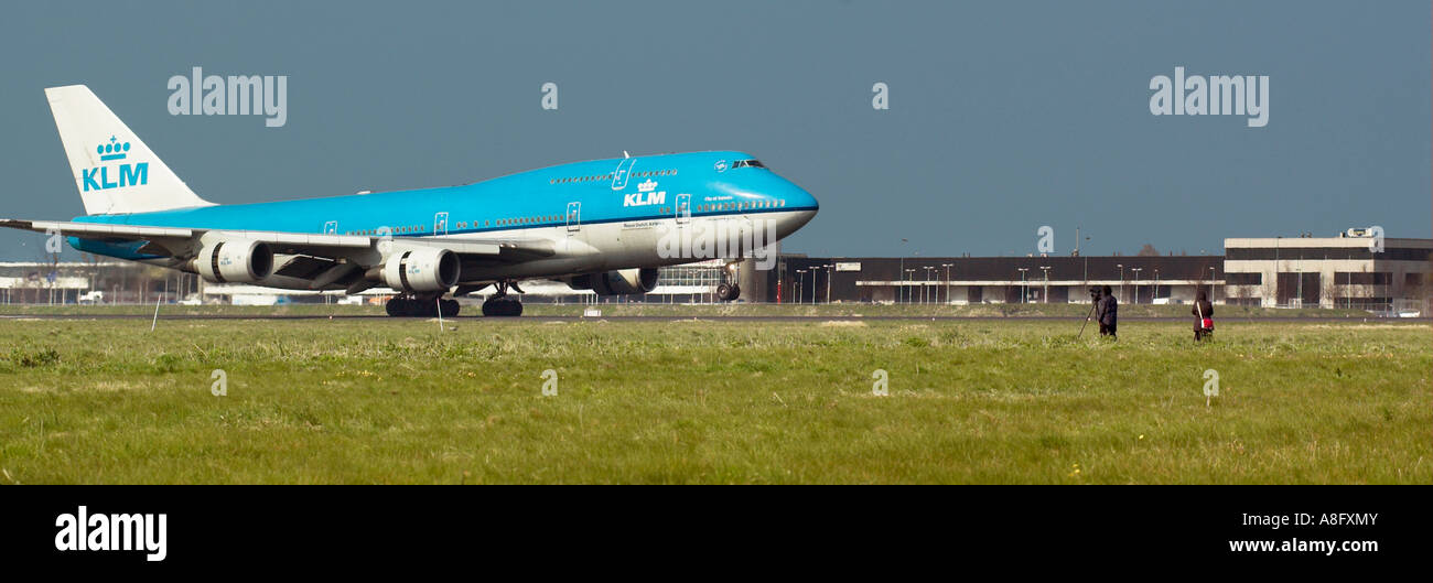 Jumbo plane landing hi-res stock photography and images - Alamy