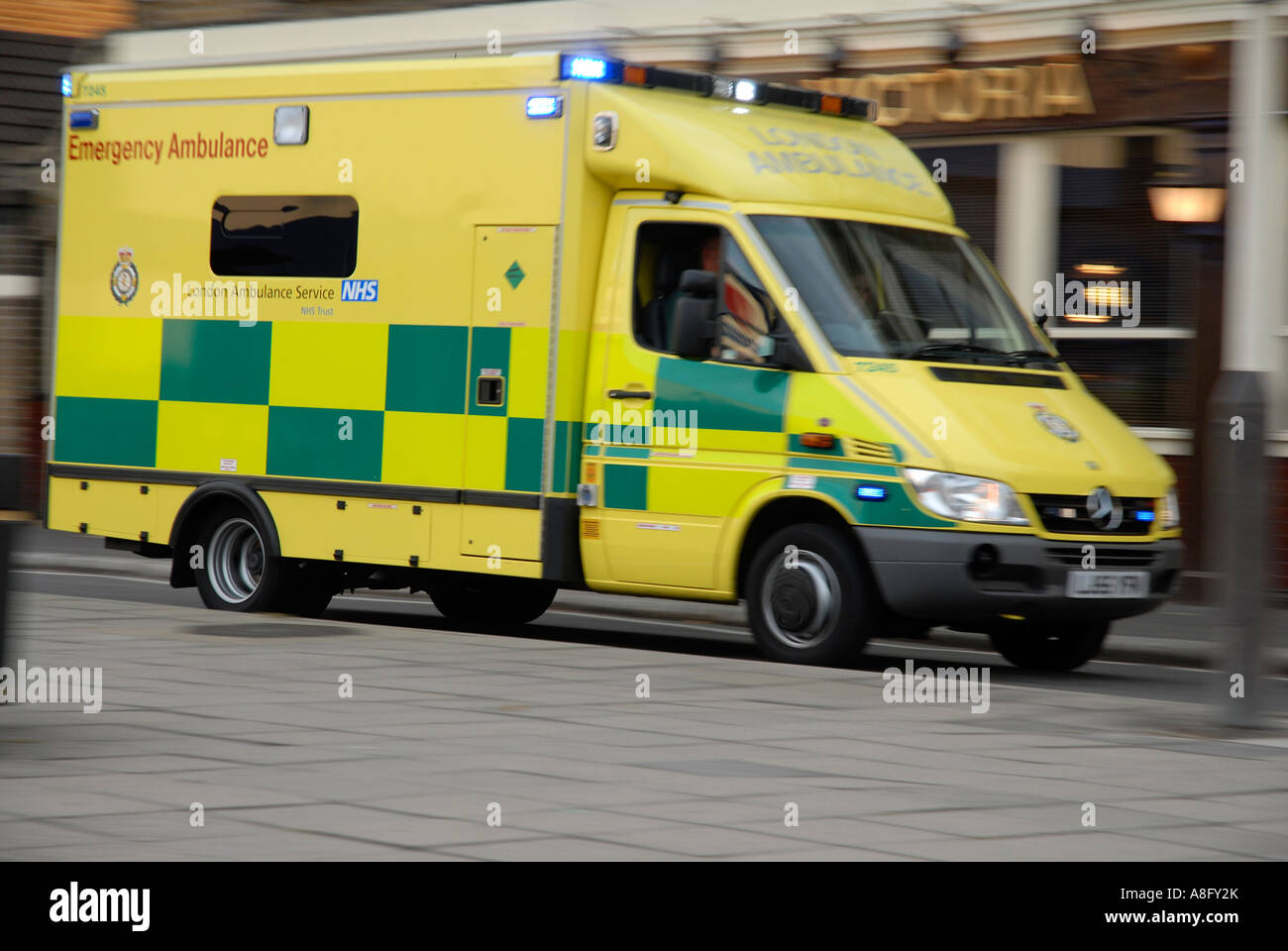 London ambulance hi-res stock photography and images - Alamy