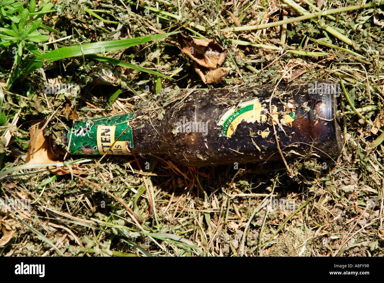 Rubbish on the ground hi-res stock photography and images - Alamy