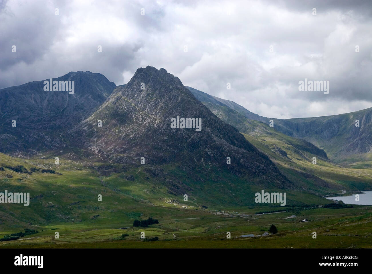 Tryfan and the Glyderau mountain range , Wales, Snowdonia Stock Photo ...
