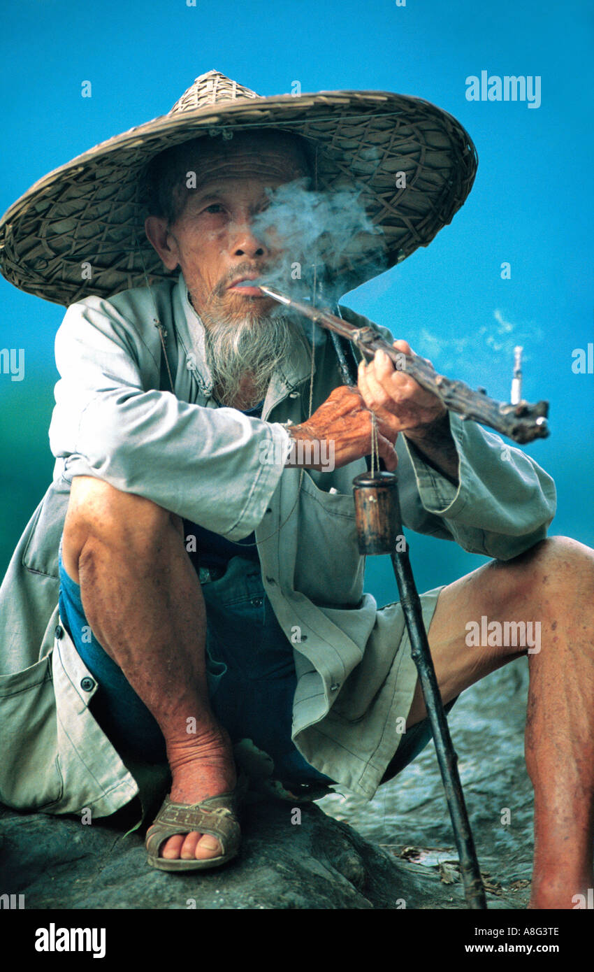 Old man smoking pipe yangshuo hi-res stock photography and images - Alamy
