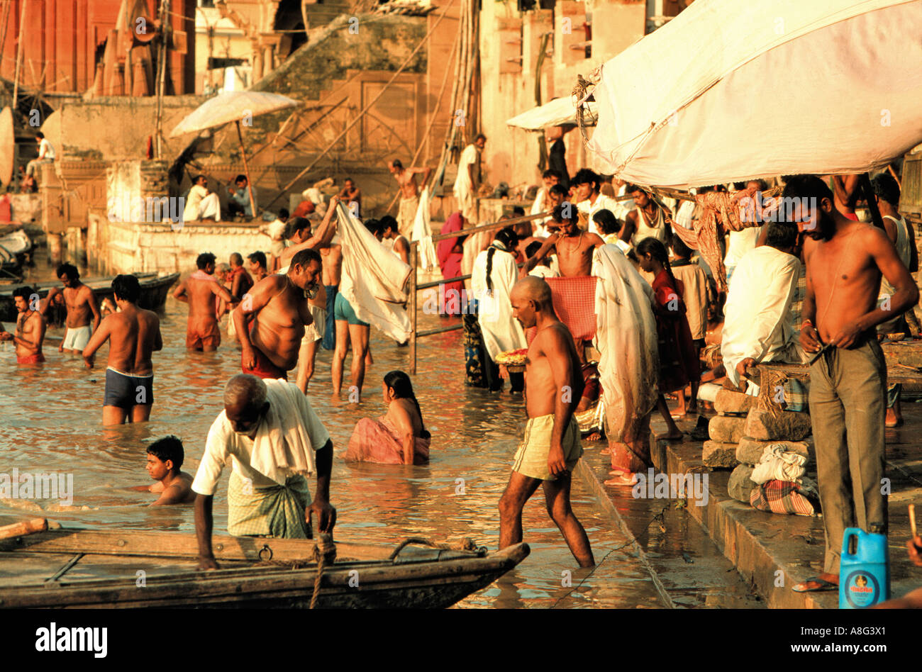 pilgrims/hindues in the river Ganges, Varanasi, India Stock Photo - Alamy