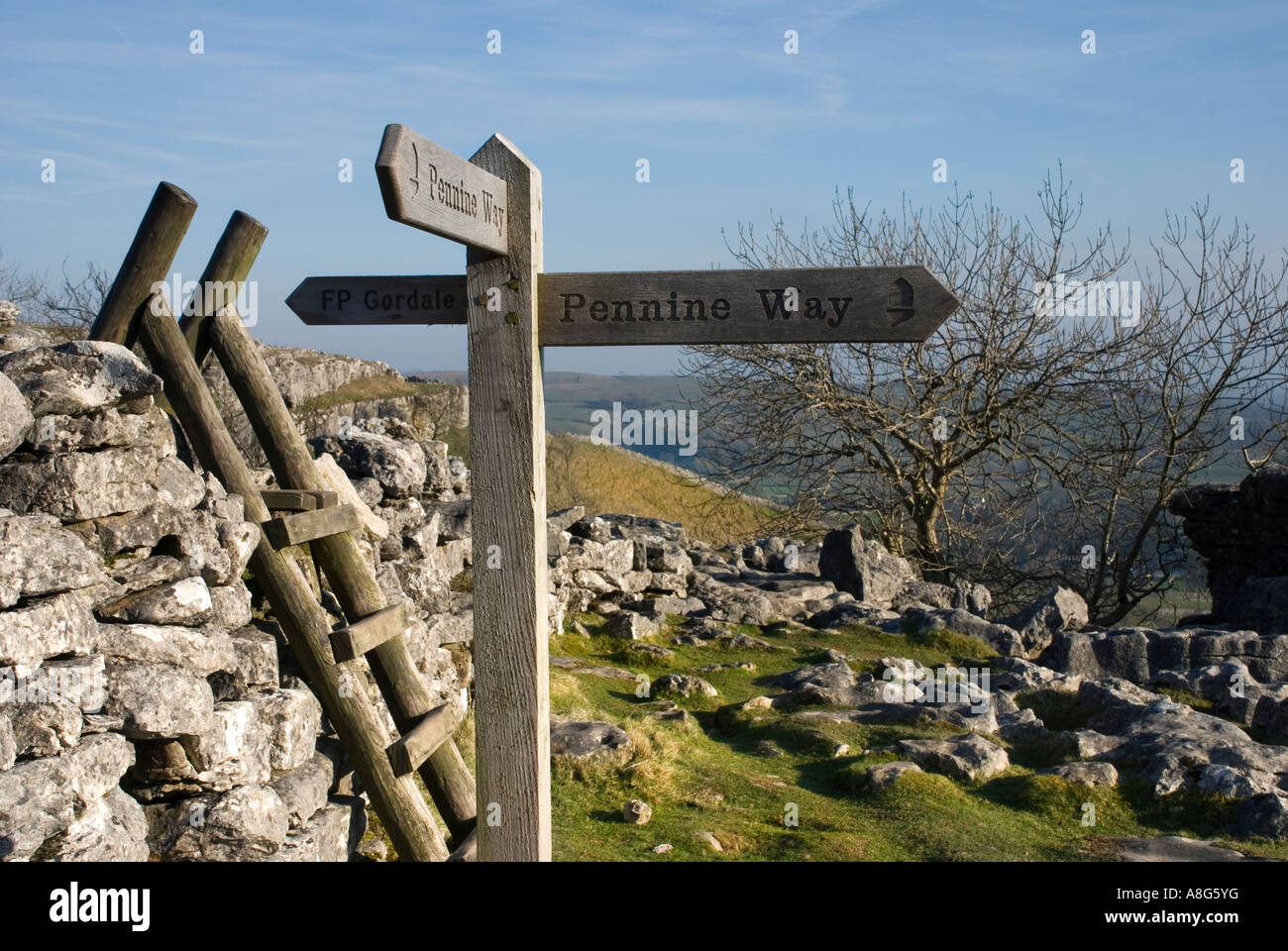 Pennine Way signpost above Malham Cove Stock Photo - Alamy