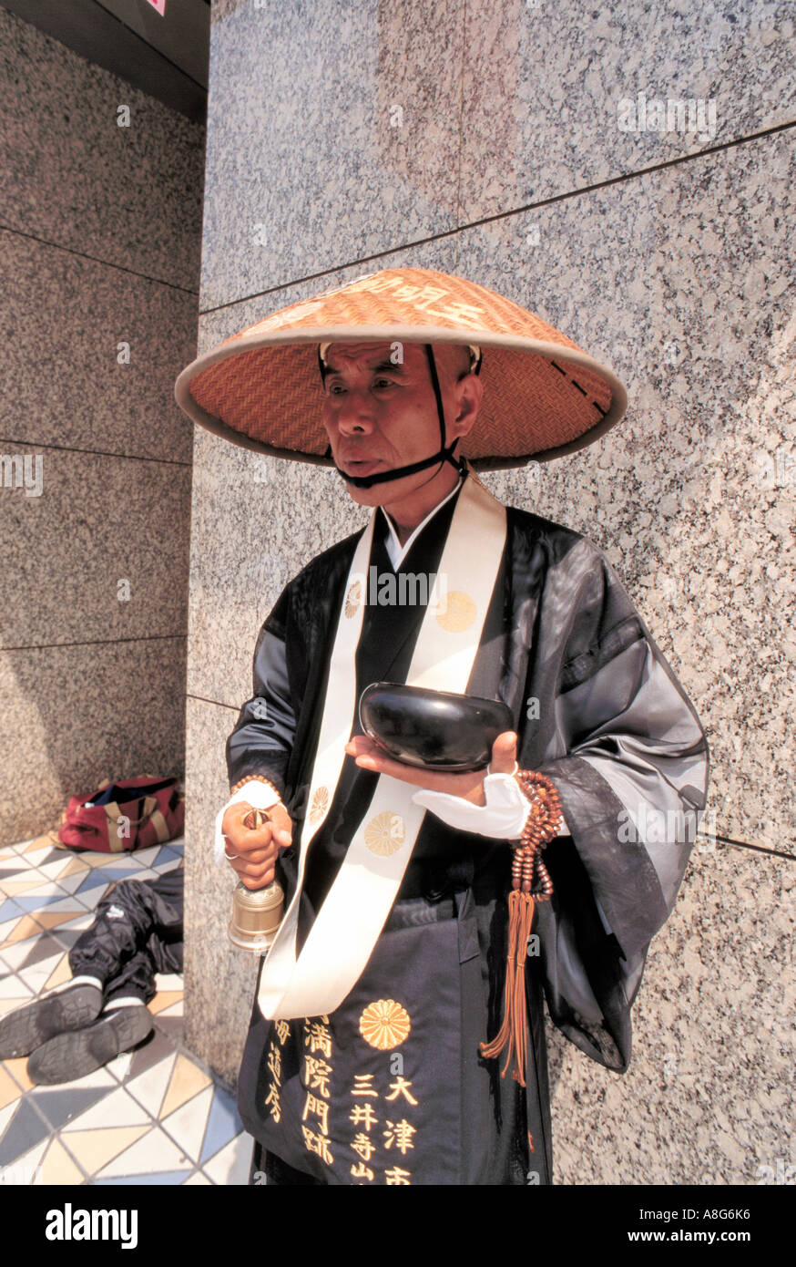 Beggar tokyo japan hi-res stock photography and images - Alamy