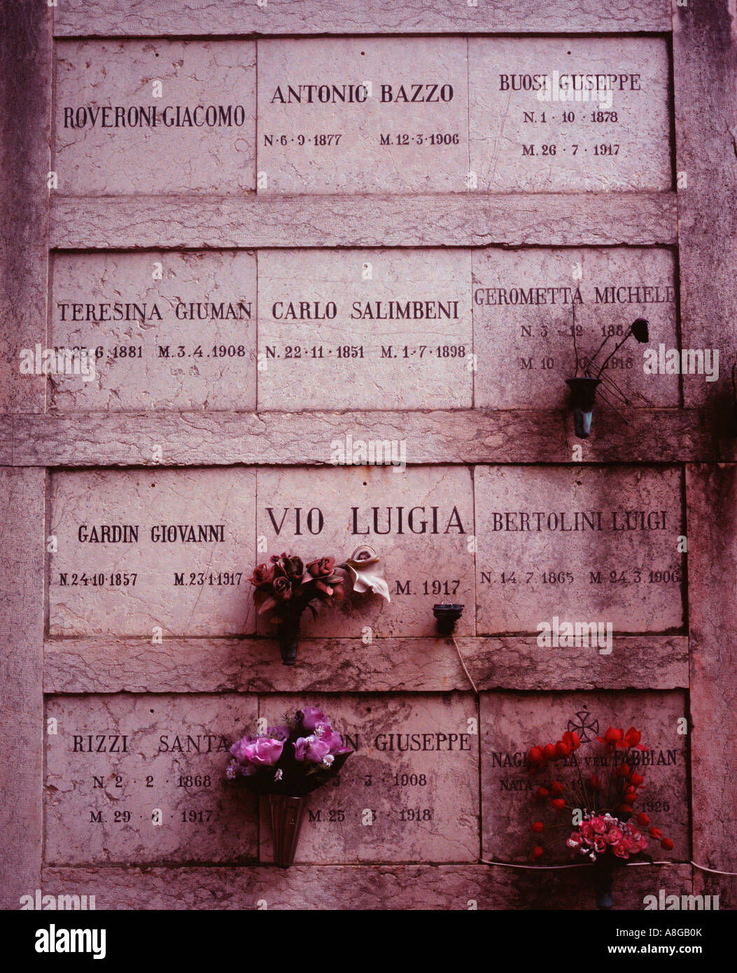 Memorial plaques flowers hi-res stock photography and images - Alamy