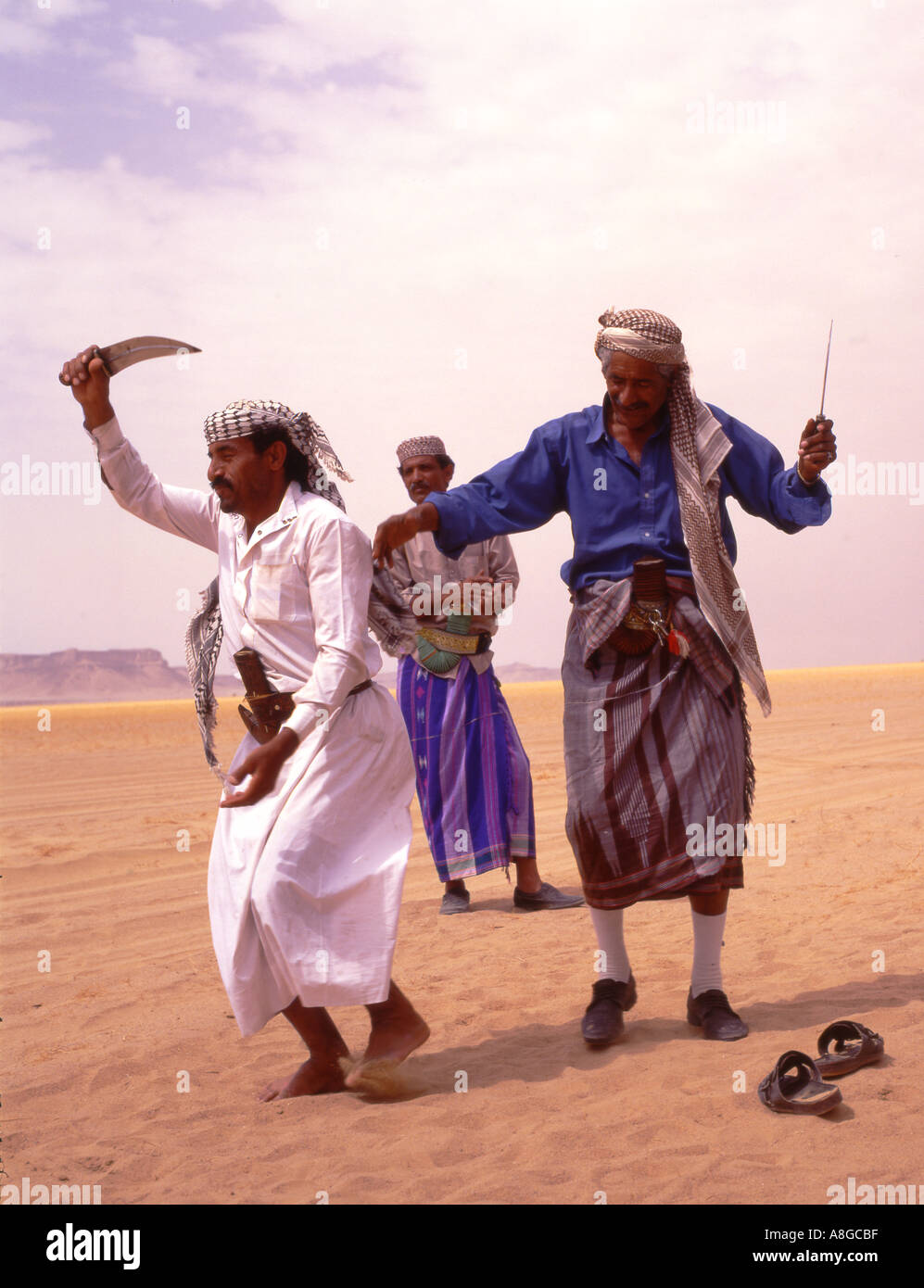 Yemen men dancing with ceremonial daggers Stock Photo - Alamy