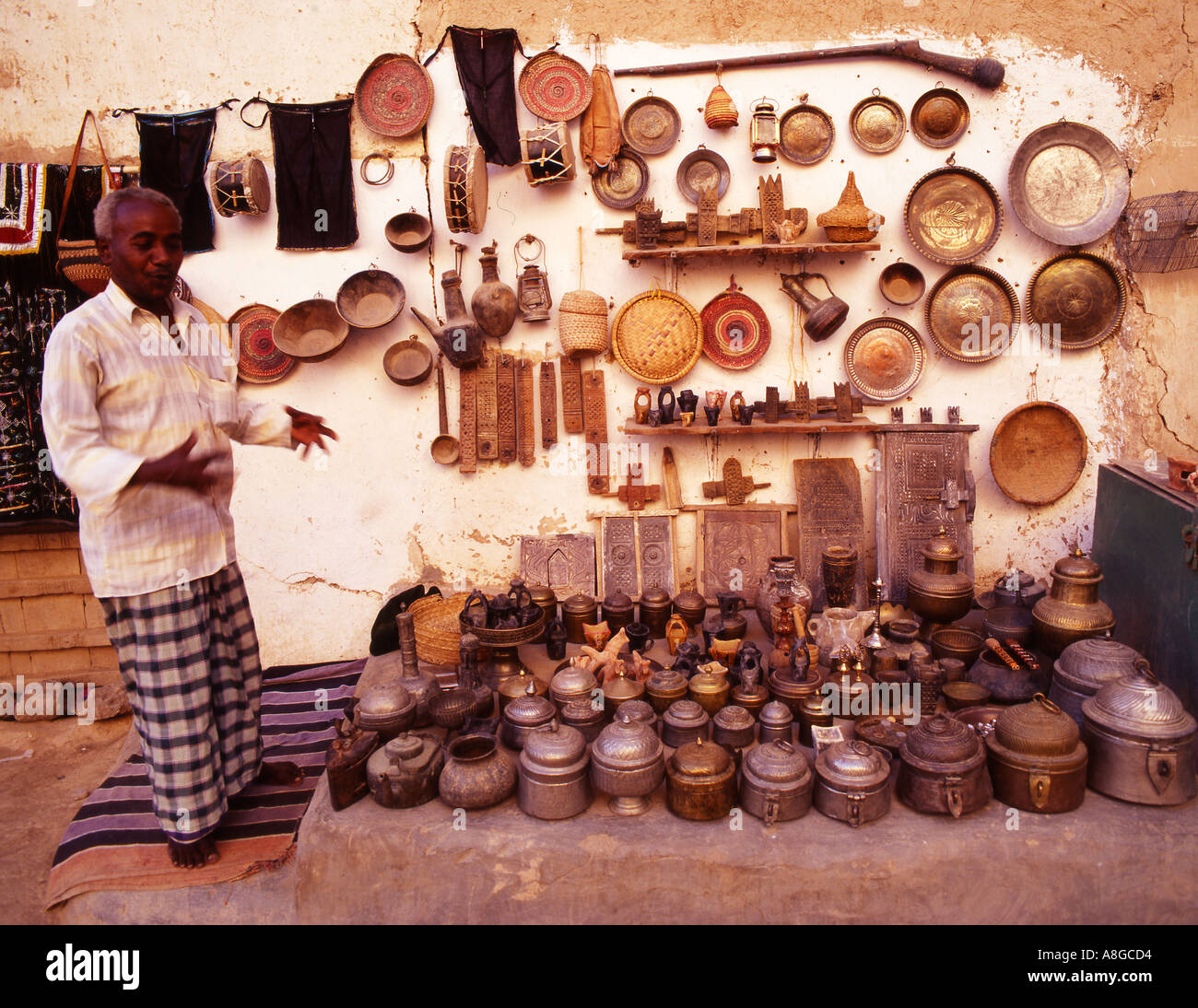 Yemen Hadramawt Shibam handicraft vendor crafts people Stock Photo - Alamy
