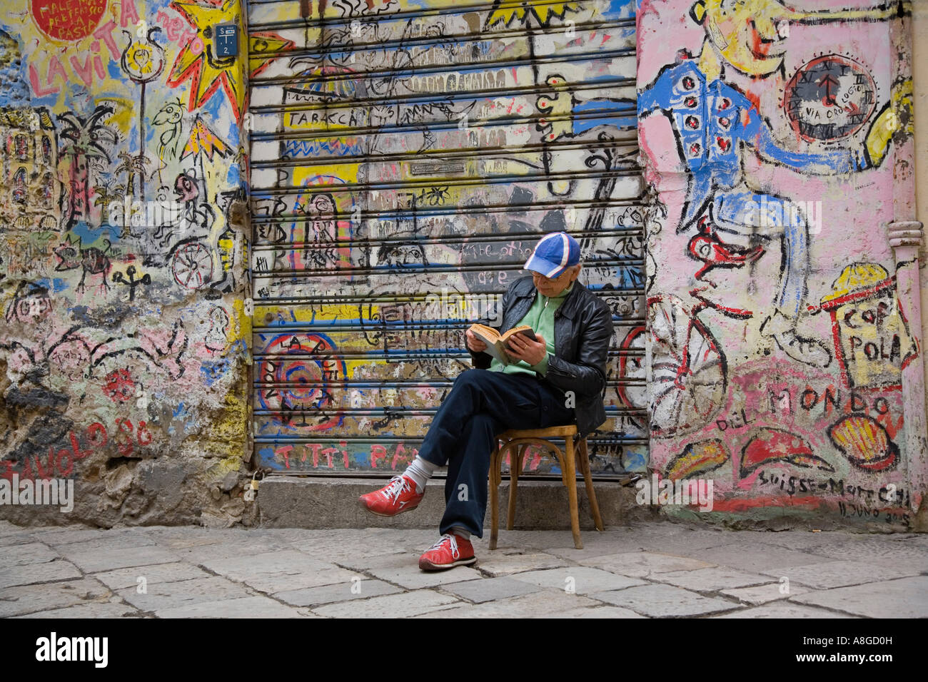 Graffiti Man Reading High Resolution Stock Photography and Images - Alamy