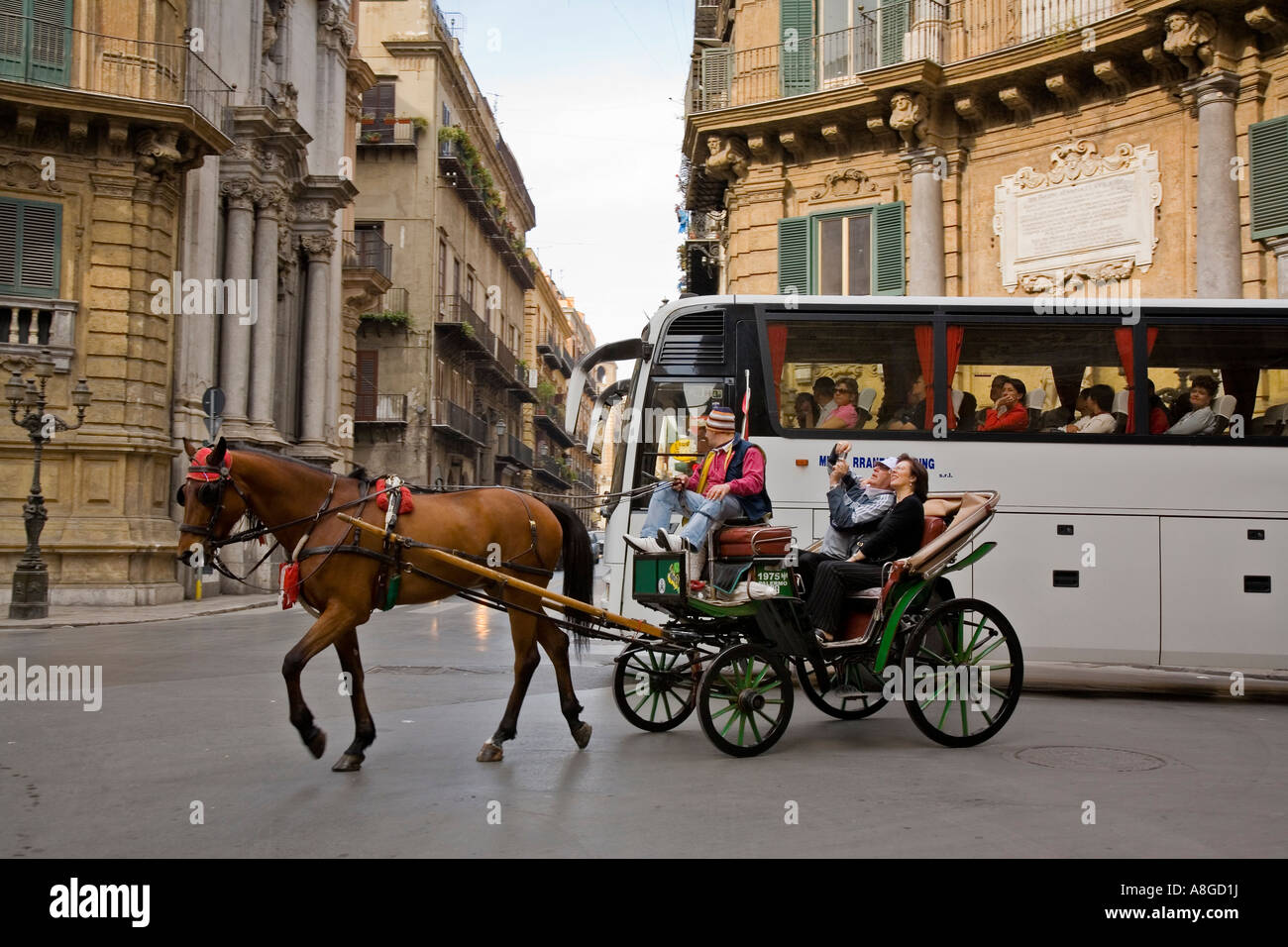 Horse drawn bus carriage transport hi-res stock photography and images ...