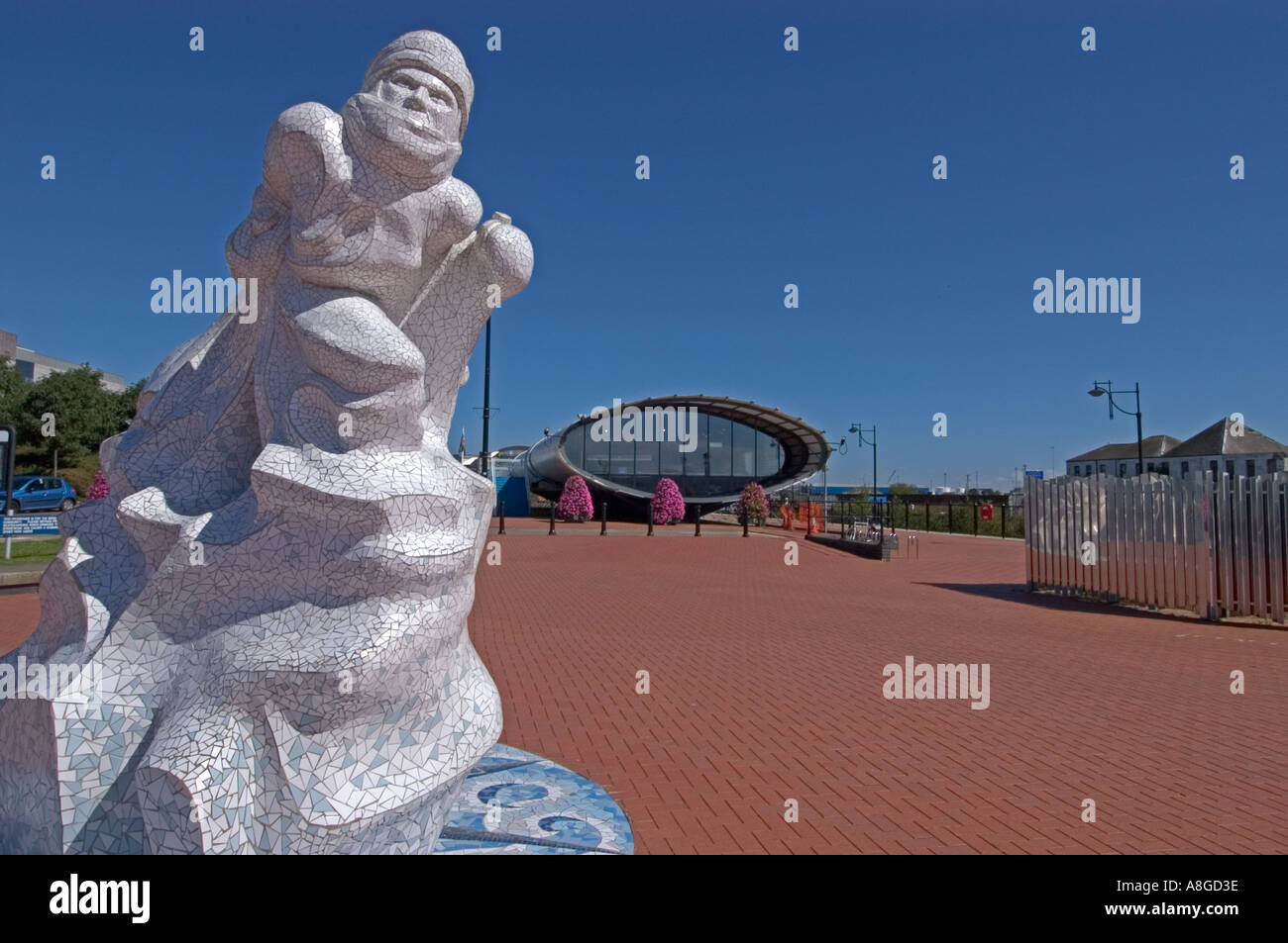 Captain scott sculpture hi-res stock photography and images - Alamy
