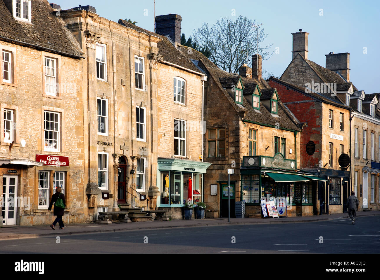 Stow on the wold market place hi-res stock photography and images - Alamy