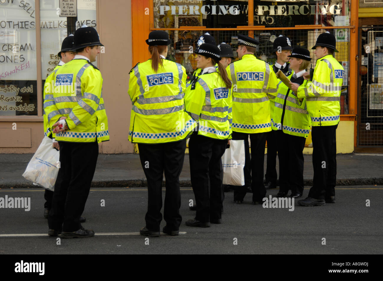 group of policemen and policewomen being briefed in the street Stock ...