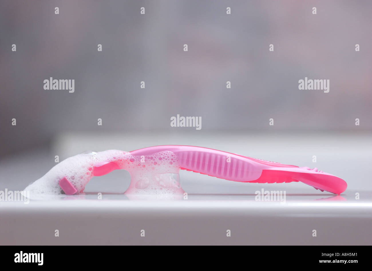 Razor pink foam hi-res stock photography and images - Alamy