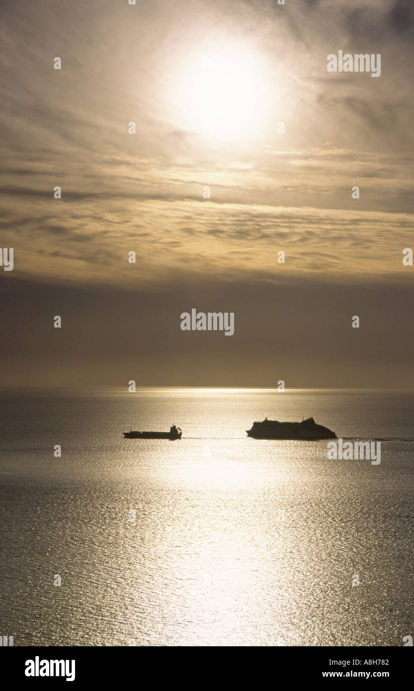 Horizon two sailing ships hi-res stock photography and images - Alamy