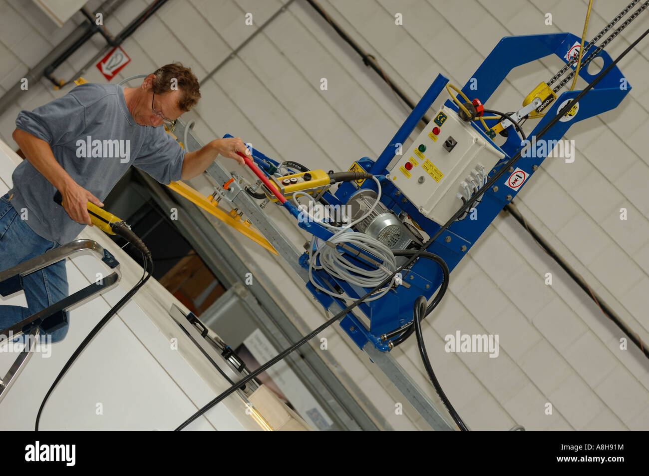 Overview from Men at work by camper wih hoisting crane Camper builder ...