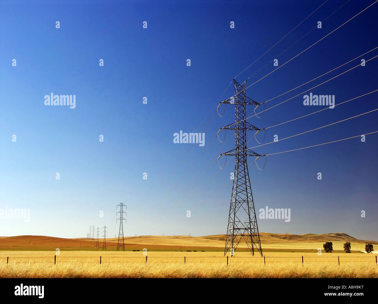 Powerlines across sky hi-res stock photography and images - Alamy