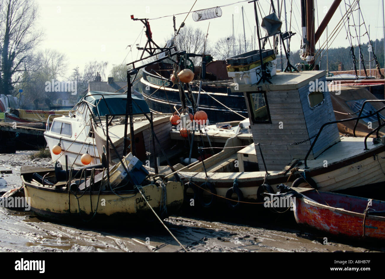 Boats on the mud at Pin Mill Stock Photo - Alamy