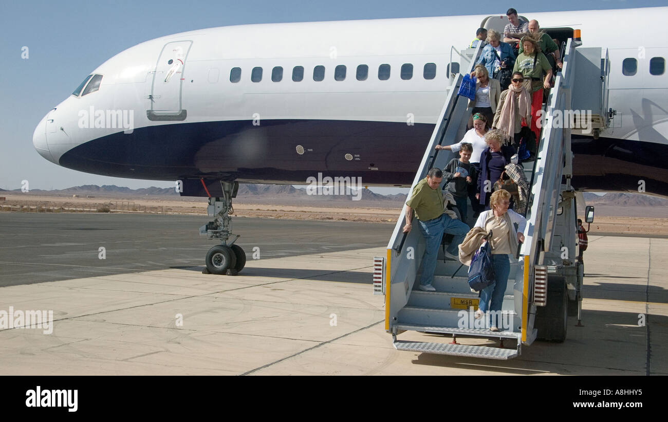 Passengers disembarking from a modern Boeing 757 jet airliner Stock ...