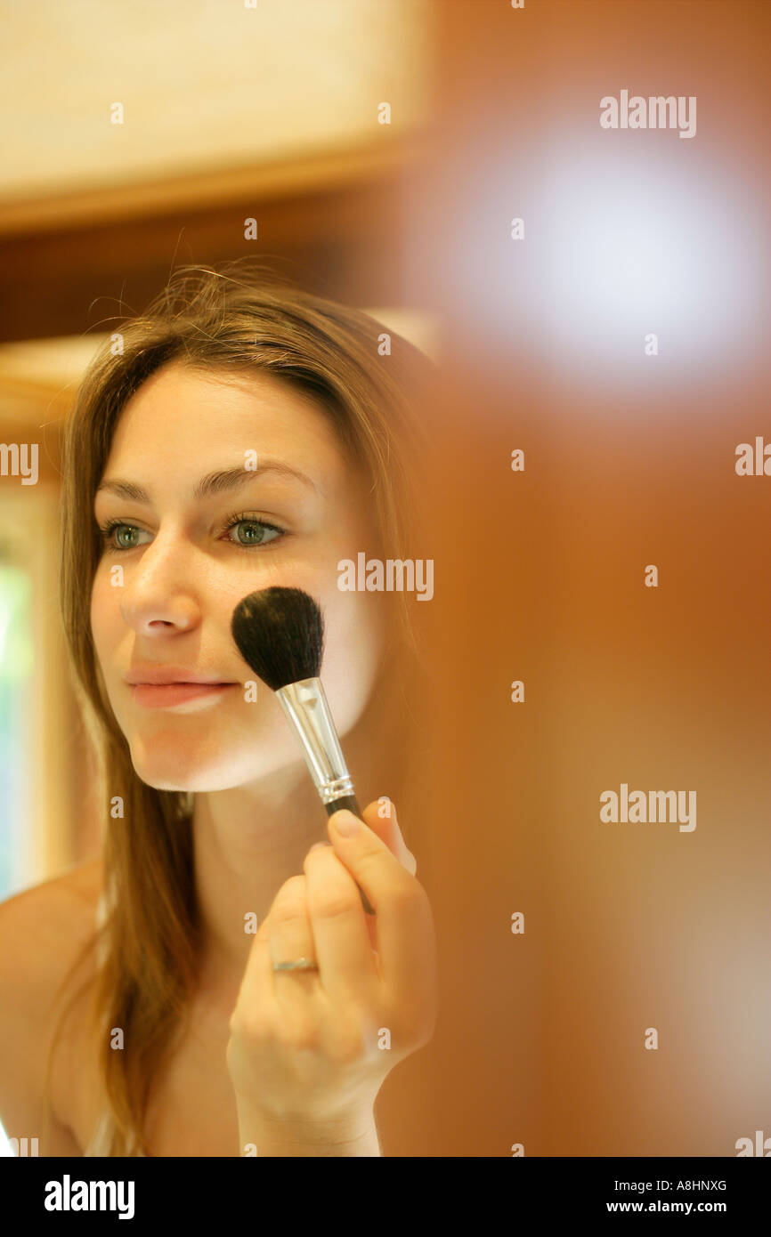 Woman doing makeup Stock Photo - Alamy
