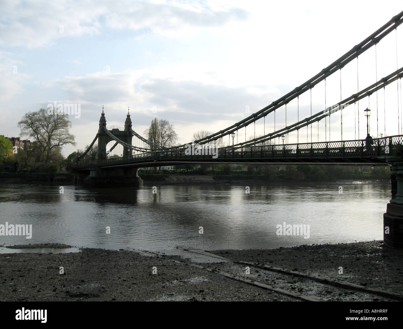 Hammersmith bridge suspension bridge river thames opened 1887 hi-res ...