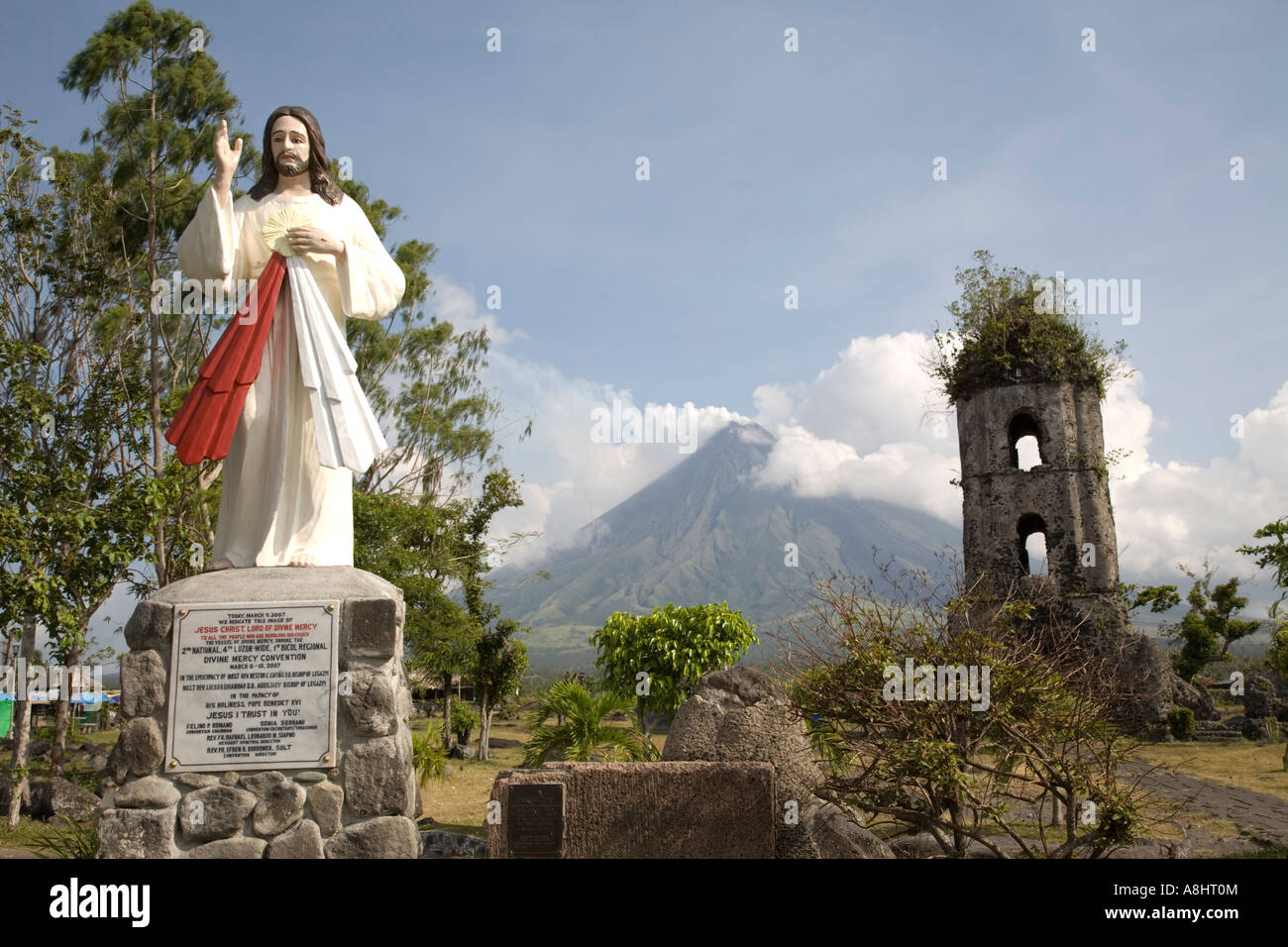 Mount Mayon Volcano and church ruins, Legaspi, Southern Luzon ...