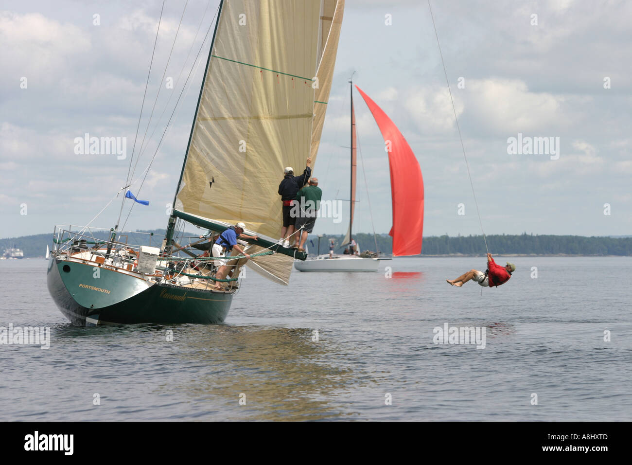 Yacht aground rocks hi-res stock photography and images - Alamy