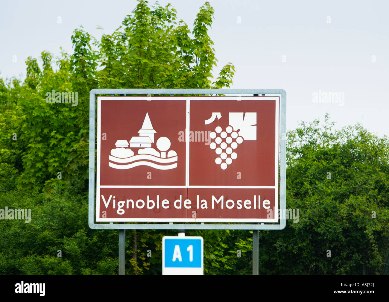Brown motorway signs hi-res stock photography and images - Alamy