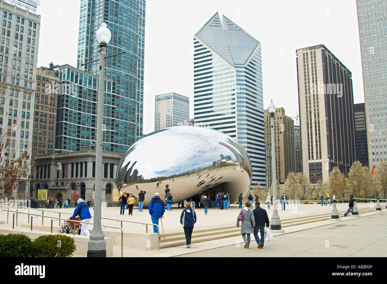 Chicago Bean Sculpture & Chase Promenade Stock Photo - Alamy
