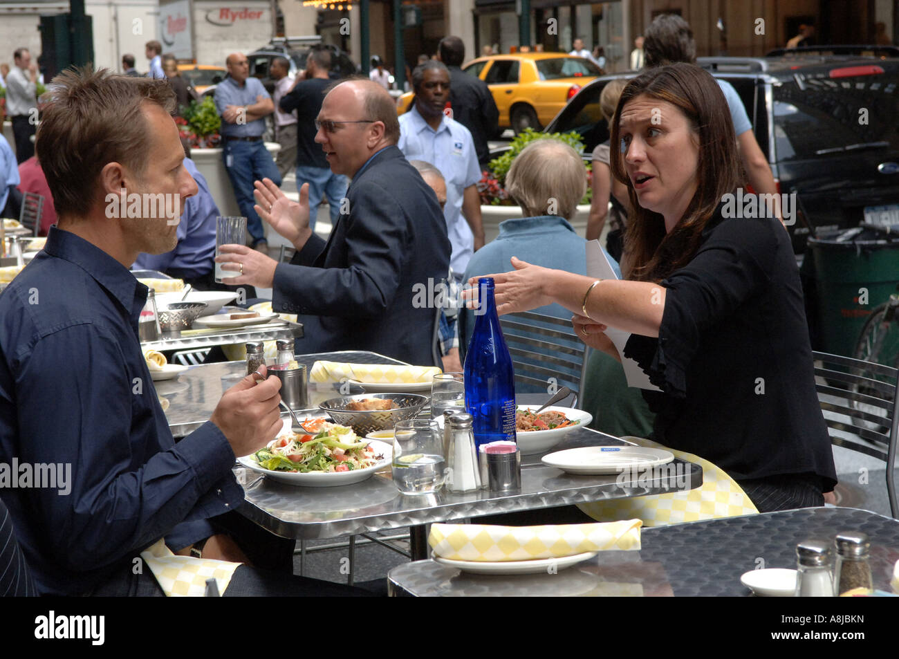 Al fresco Lunch at a restaurant in Midtown Manhattan Stock Photo - Alamy