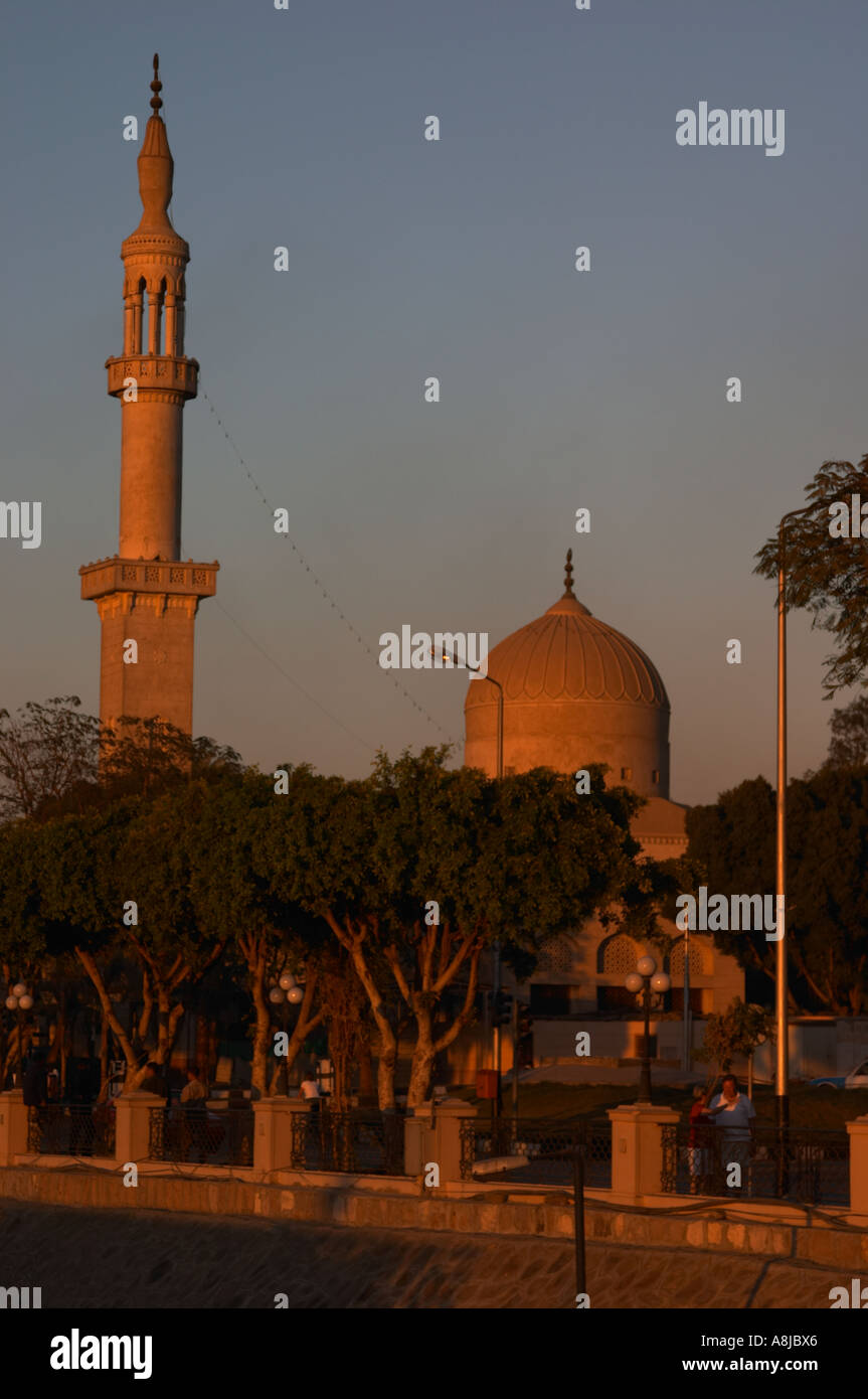 Mosque in Luxor on the banks of the River Nile Stock Photo - Alamy