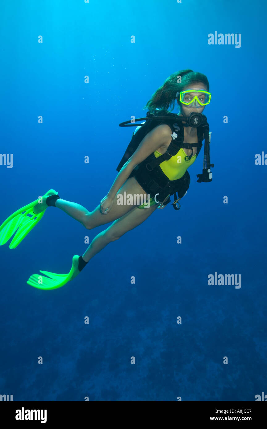 Woman diver in ScubaPro gear on Gully Wall divesite Cay Sal Bank ...