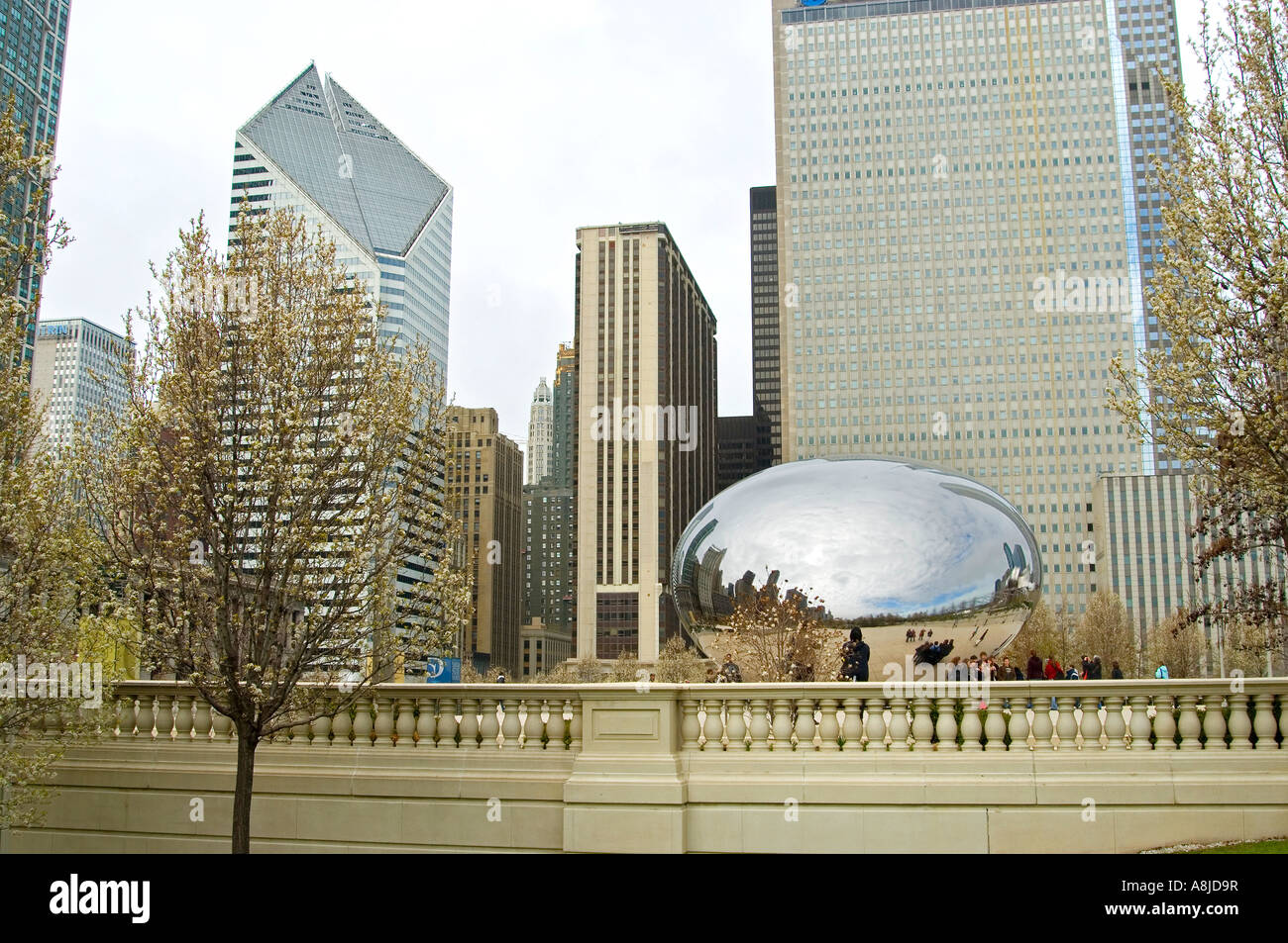 Chicago's Millennium Park & Bean Sculpture Stock Photo - Alamy