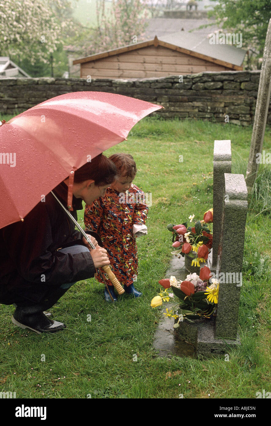 Grave of child hi-res stock photography and images - Alamy
