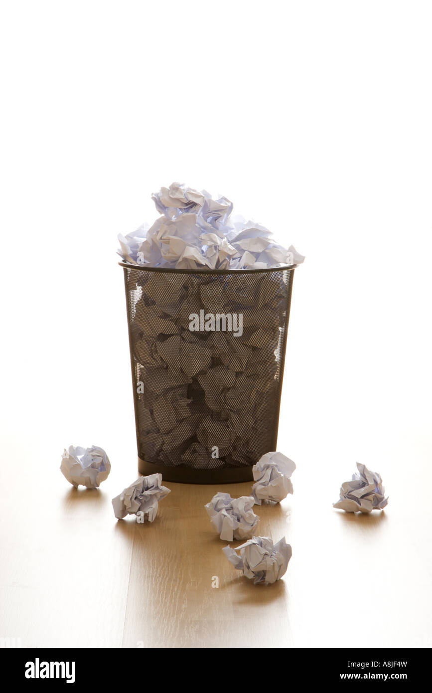 Overflowing rubbish bin scattered rubbish hi-res stock photography and ...