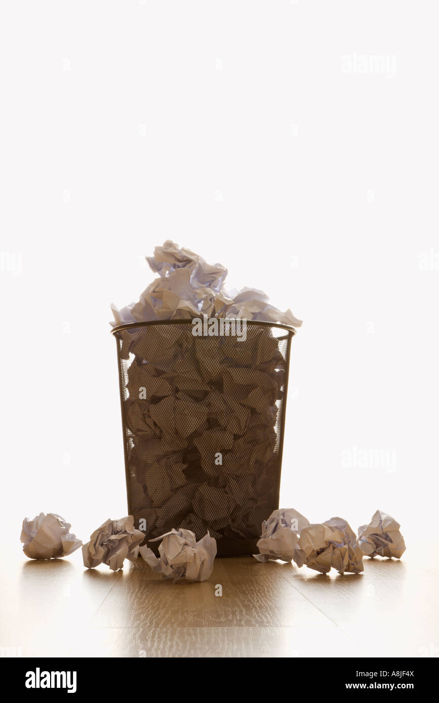 Overflowing rubbish bin scattered rubbish hi-res stock photography and ...
