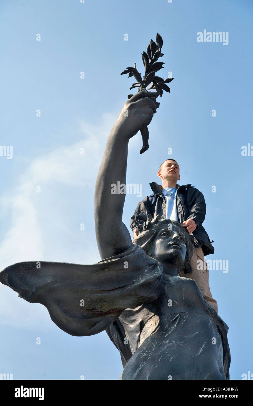 Statue climb tourist queen hi-res stock photography and images - Alamy