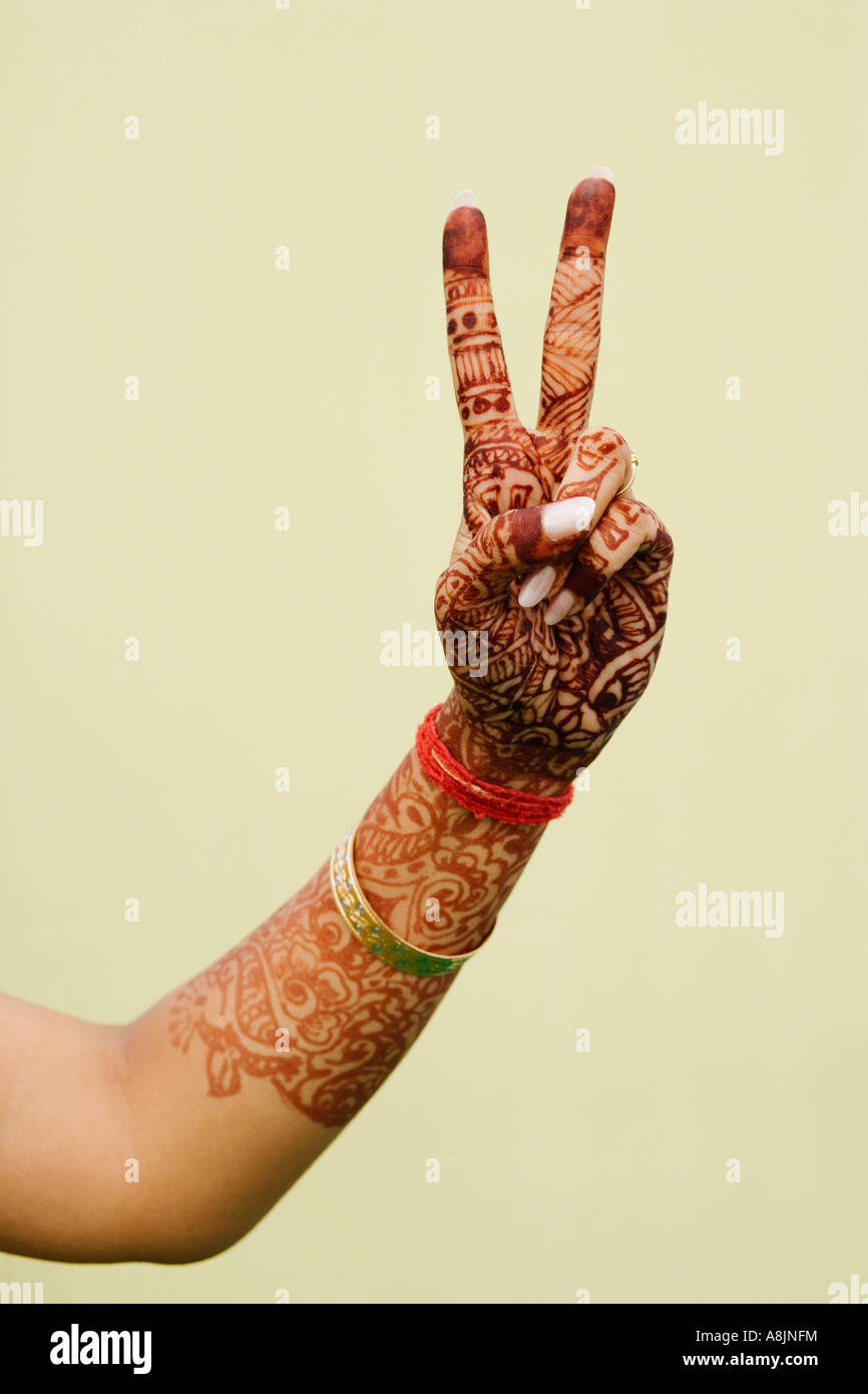 Close-up of a woman's hand with a peace sign Stock Photo - Alamy