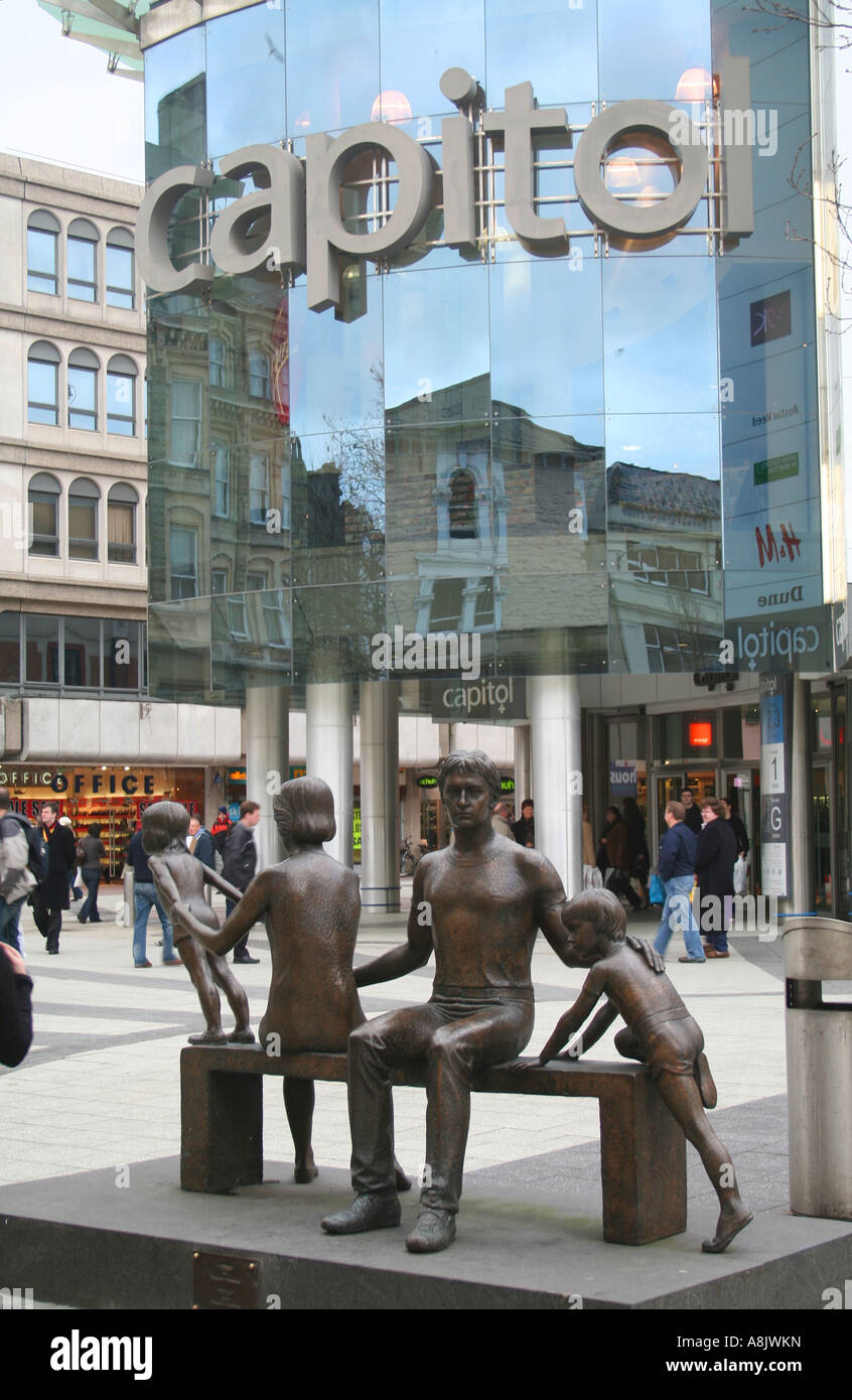 Bronze Family Sculpture Capitol Shopping Centre Cardiff City Centre ...