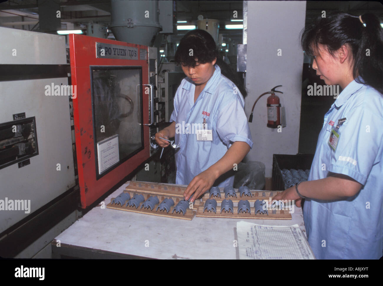 China electronics assembly line hi-res stock photography and images - Alamy