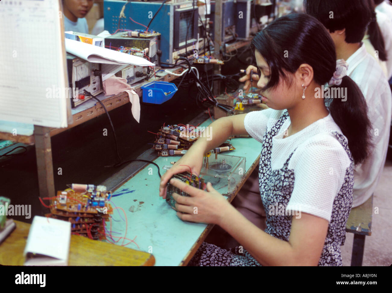 China electronics assembly line hi-res stock photography and images - Alamy
