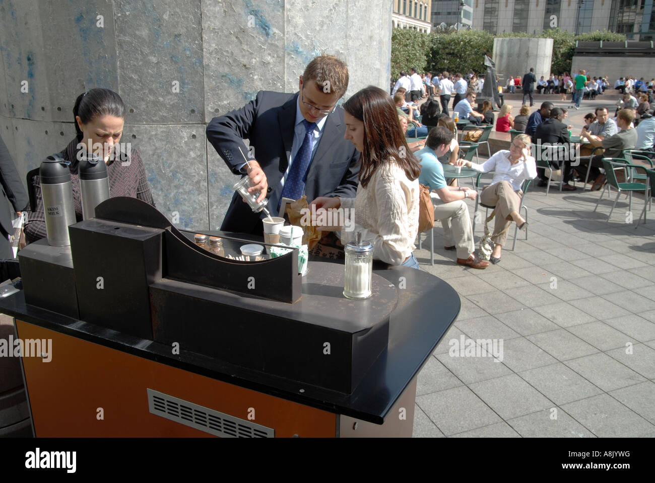 UK Lunch and coffee break at Canary Wharf London Photo Julio Etchart ...