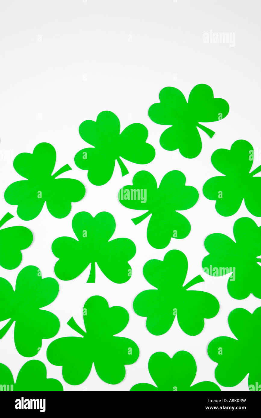 Group green paper shamrocks hi-res stock photography and images - Alamy