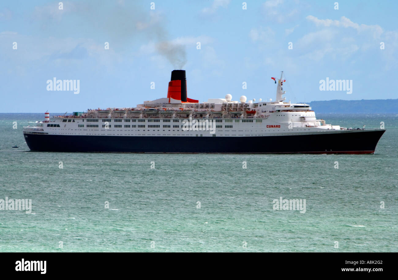 Queen elizabeth ii ship hi-res stock photography and images - Alamy