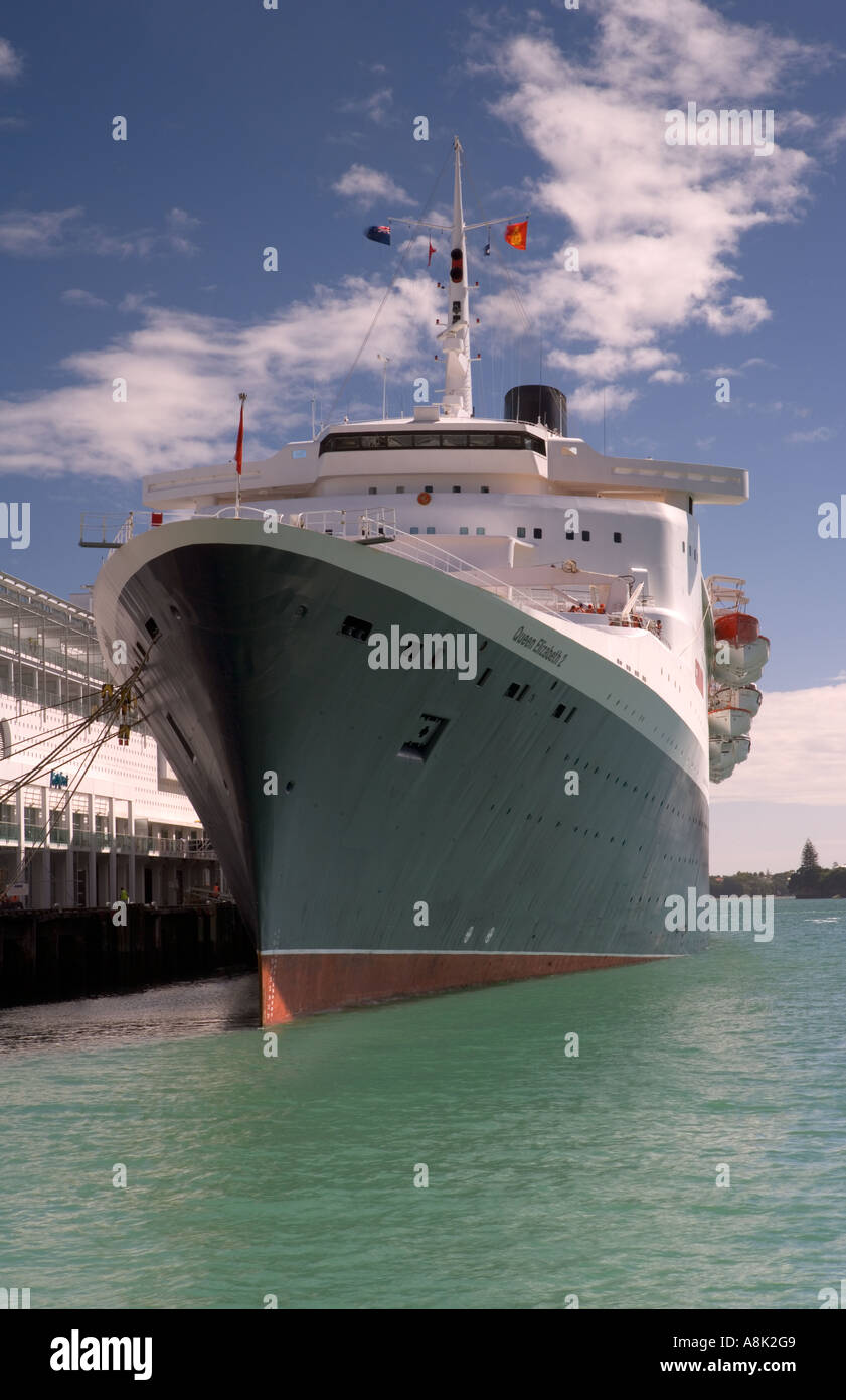 Queen elizabeth ii ship hi-res stock photography and images - Alamy