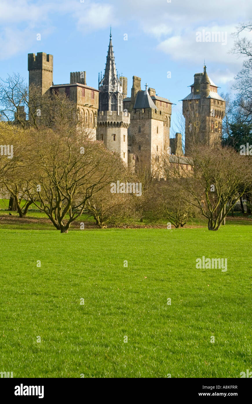 Vertical view of the turrets and towers of Cardiff Castle 'Castell ...